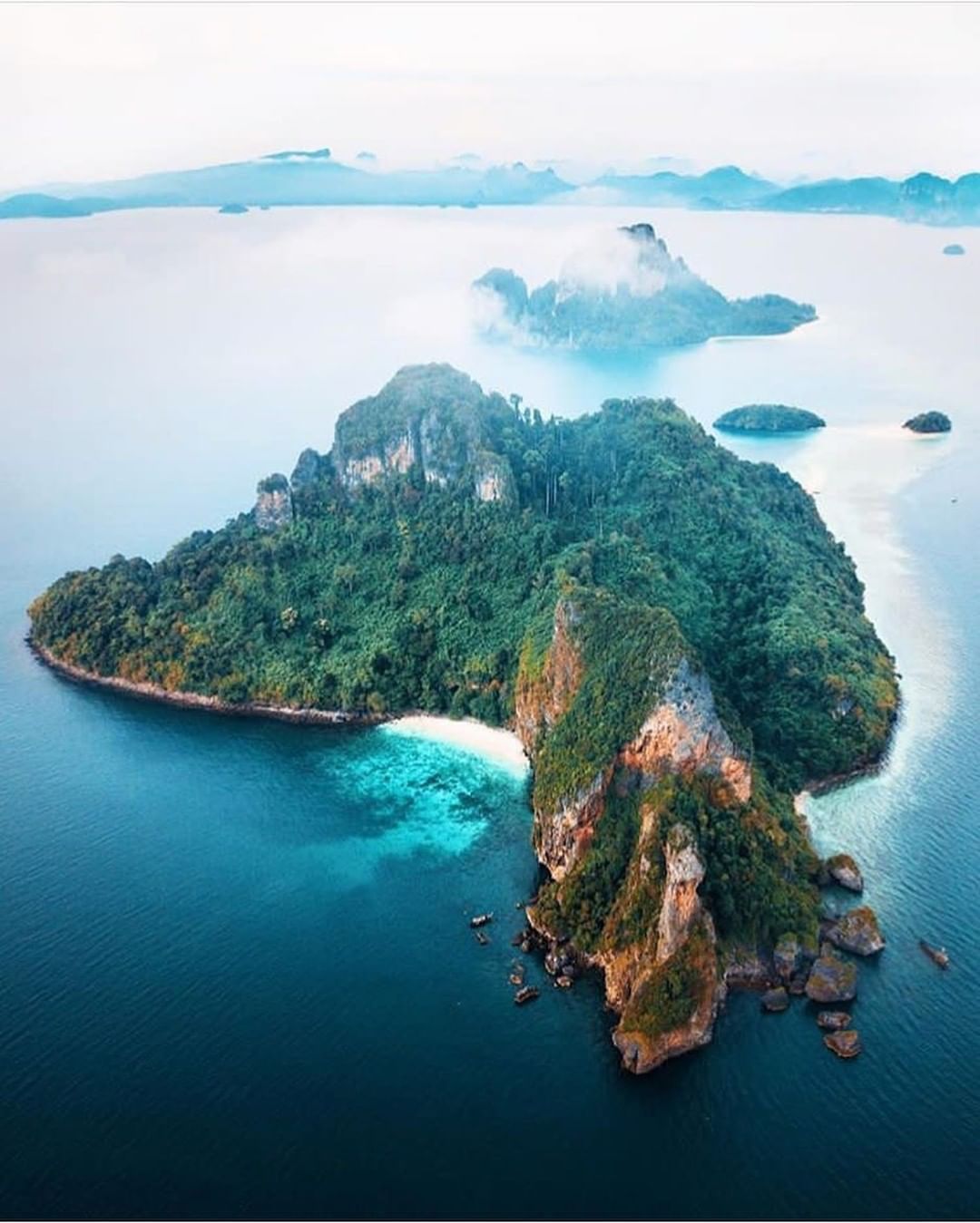 Mengenal Chicken Island, Pesona Menawan Bukit Batu Pesisir Thailand!