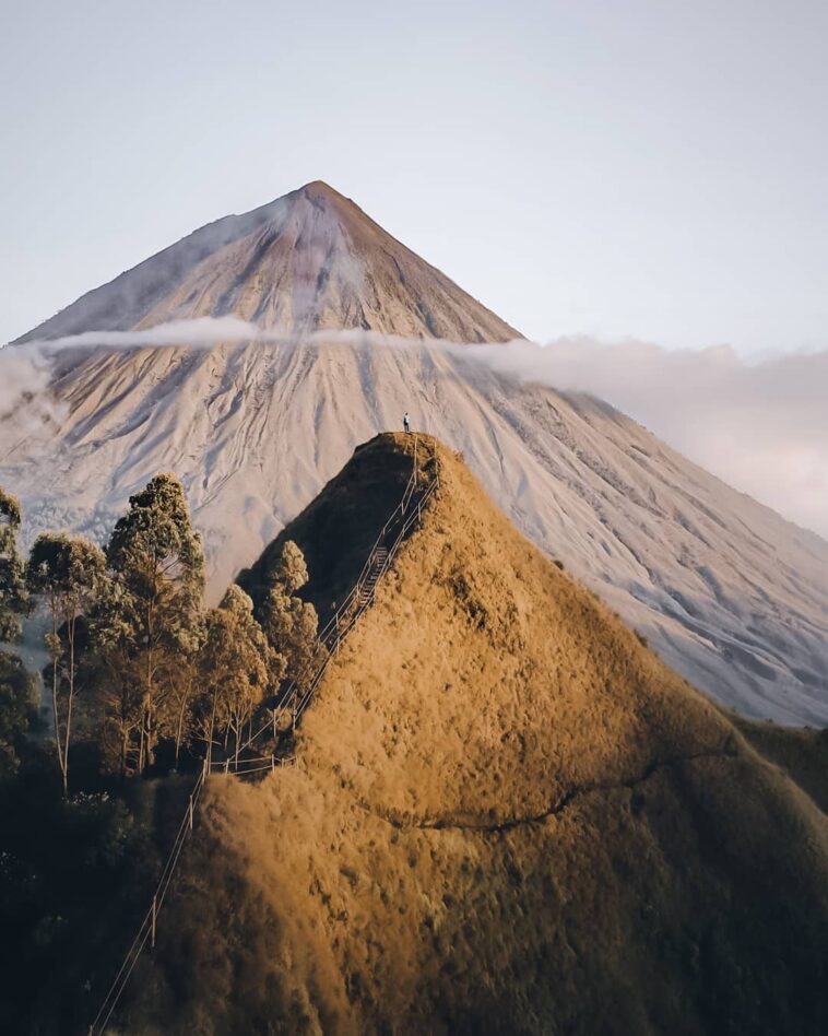 Mengenal Inerie, Gunung Tertinggi Flores yang Buat Jiwa Pendaki Bergetar!