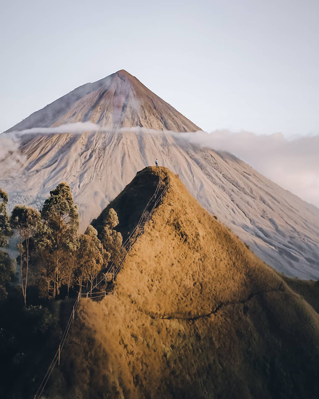 Mengenal Inerie, Gunung Tertinggi Flores yang Buat Jiwa Pendaki Bergetar!