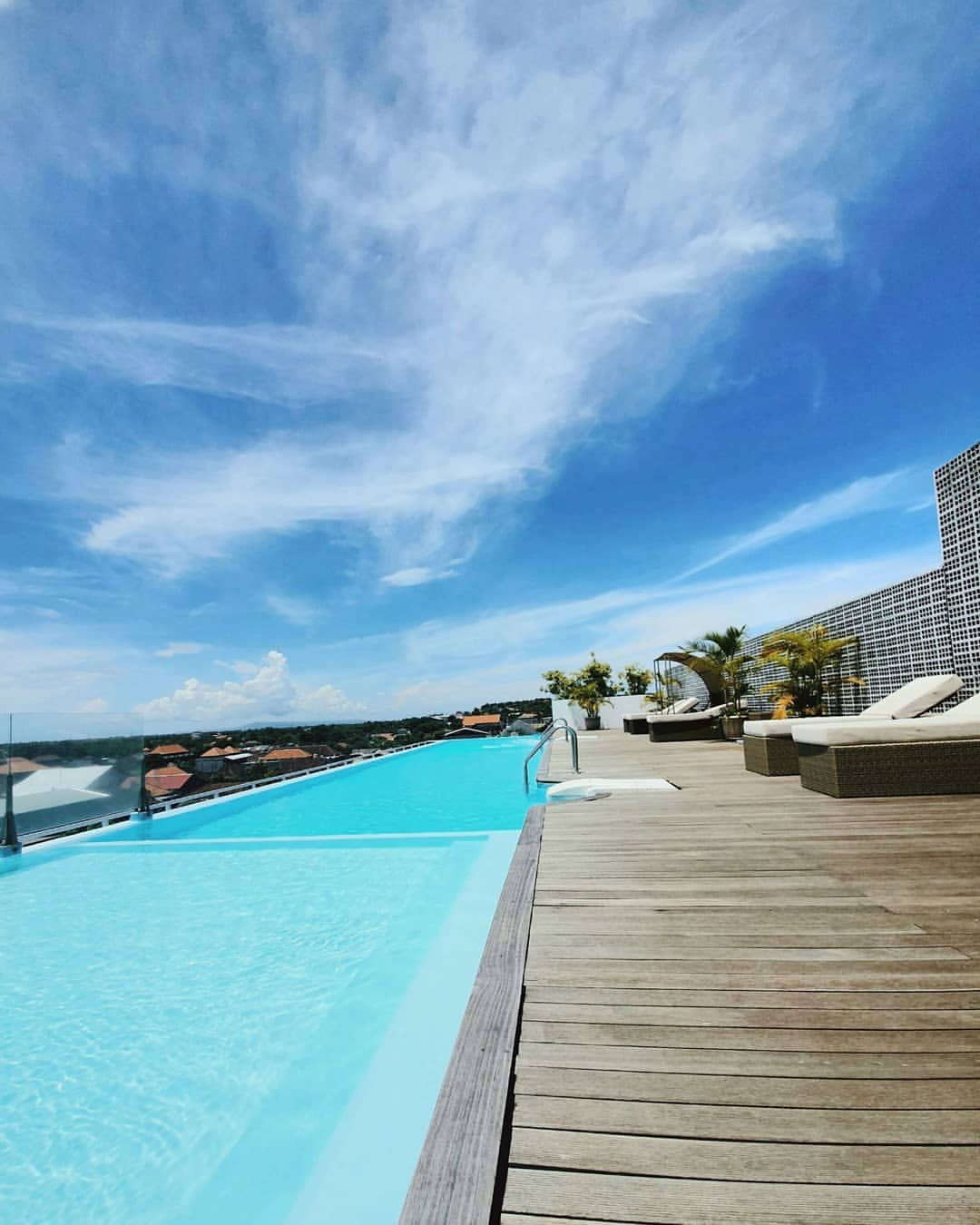 9 Tempat dengan Infinity Pool Terbaik di Bali!