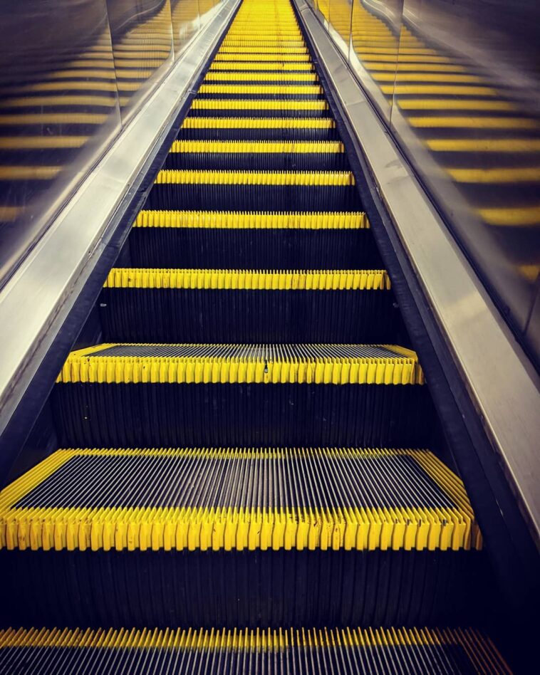 Fungsi Asli Sikat Pinggir Eskalator yang Belum Banyak Orang Tahu
