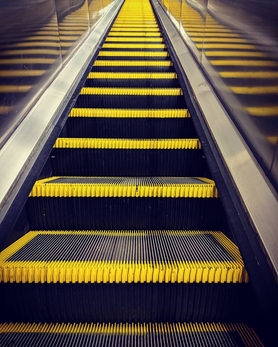 Fungsi Asli Sikat Pinggir Eskalator yang Belum Banyak Orang Tahu