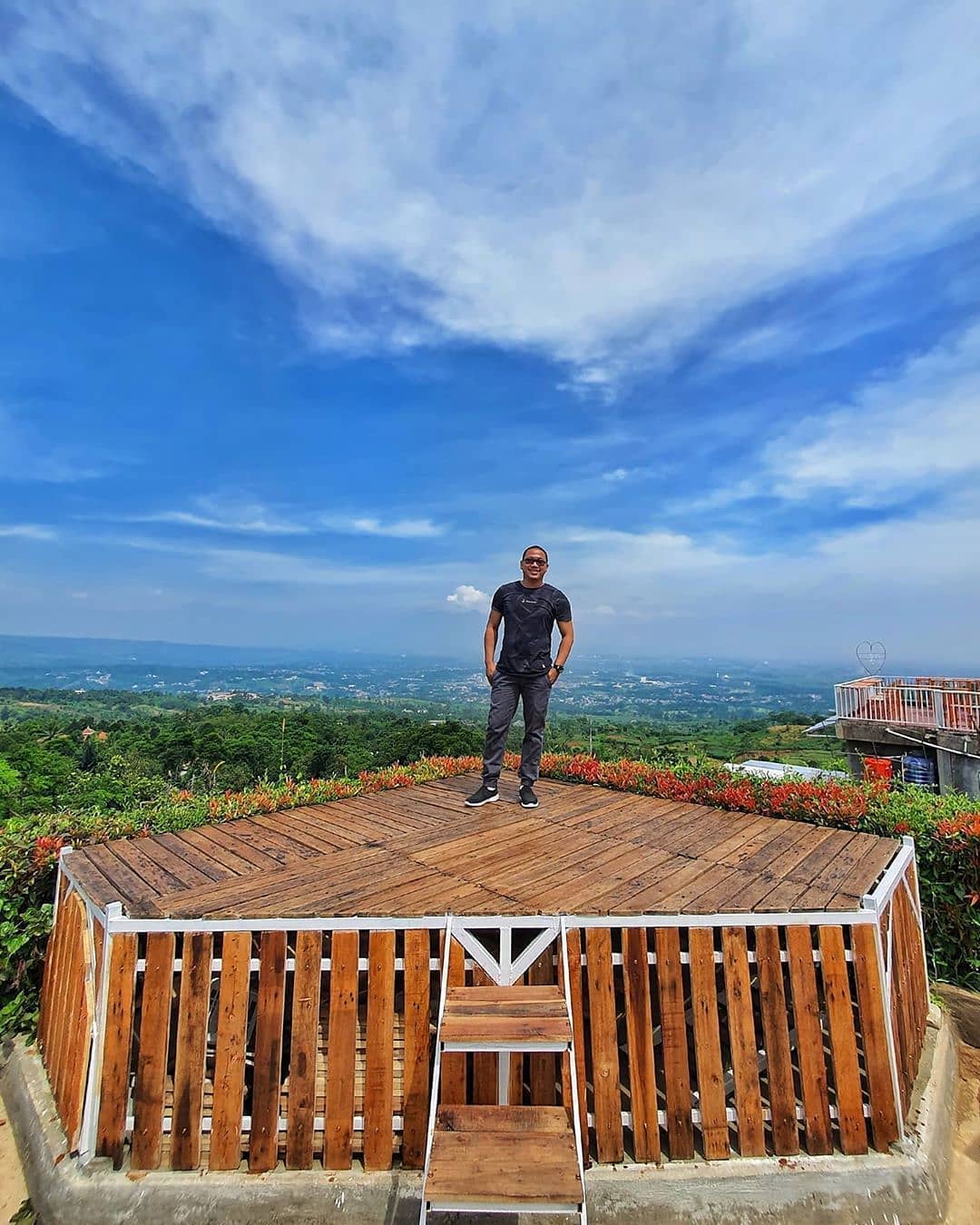 Taman Fathan Hambalang, Spot Lautan Awan hingga Sunset Menawan Kota Hujan