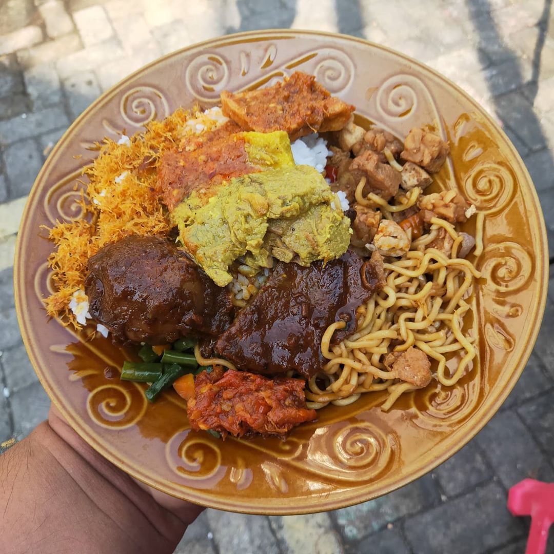 Nasi Campur Mbah Cikrak, Kuliner Surabaya yang Khas dan Legendaris