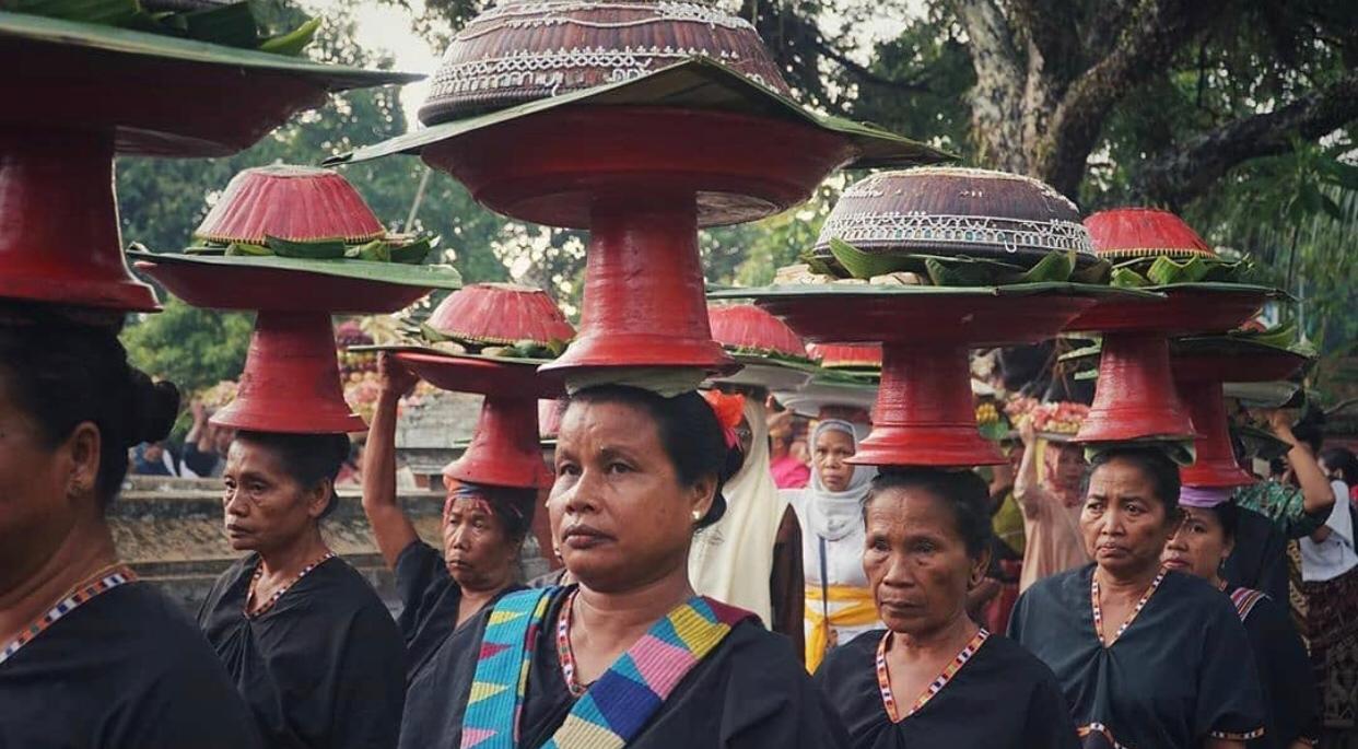 Mengenal Tradisi Perang Topat Lombok yang Menegangkan