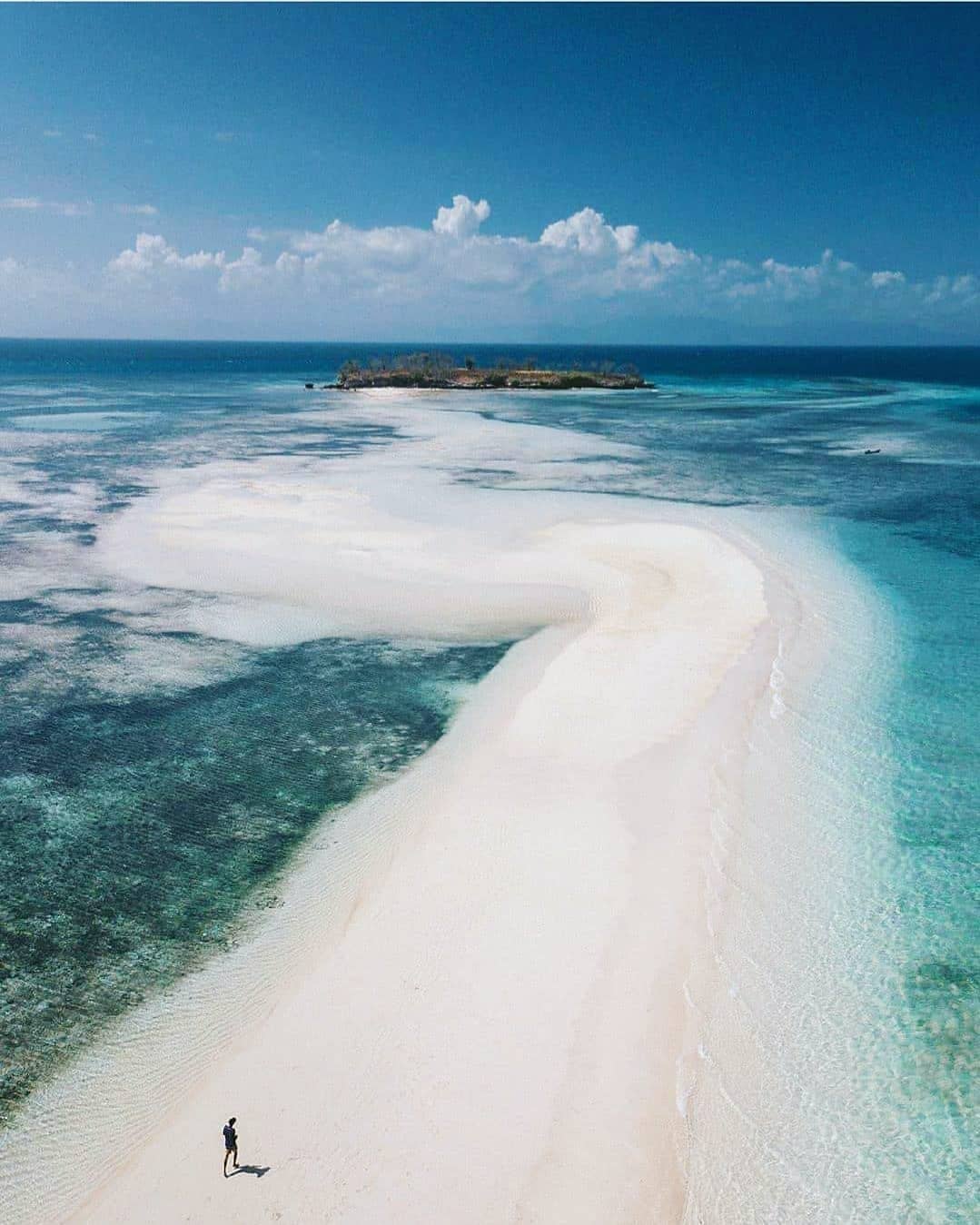 Keindahan Pulau Pasir Tengah Laut Lombok