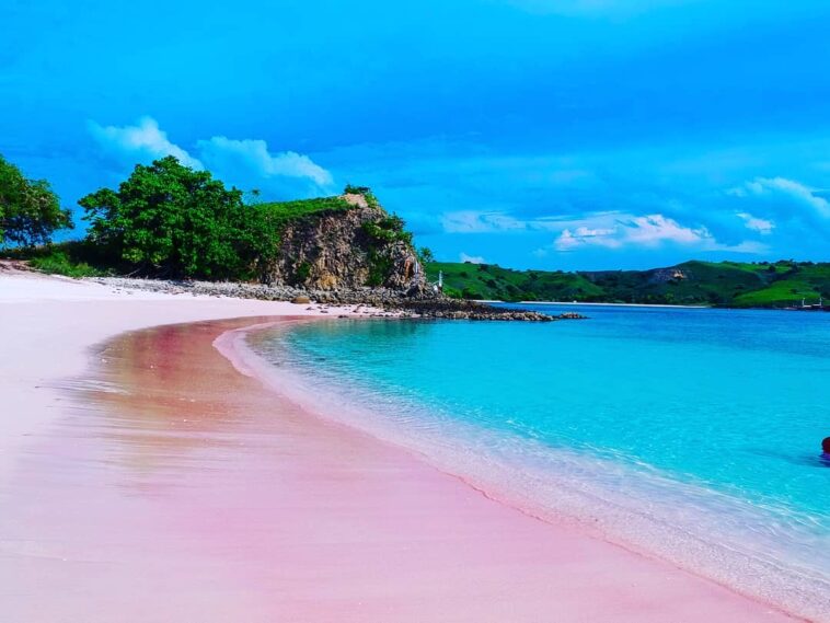 4 Pantai di Indonesia dengan Nama Warna, Sesuai Julukannya Ngak Ya?