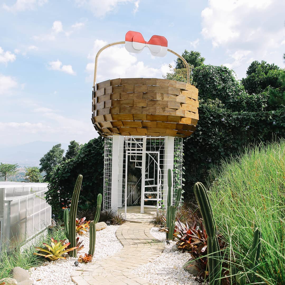 Tafso Barn Coffee Bandung, Sensasi Makan Dalam Sangkar Burung