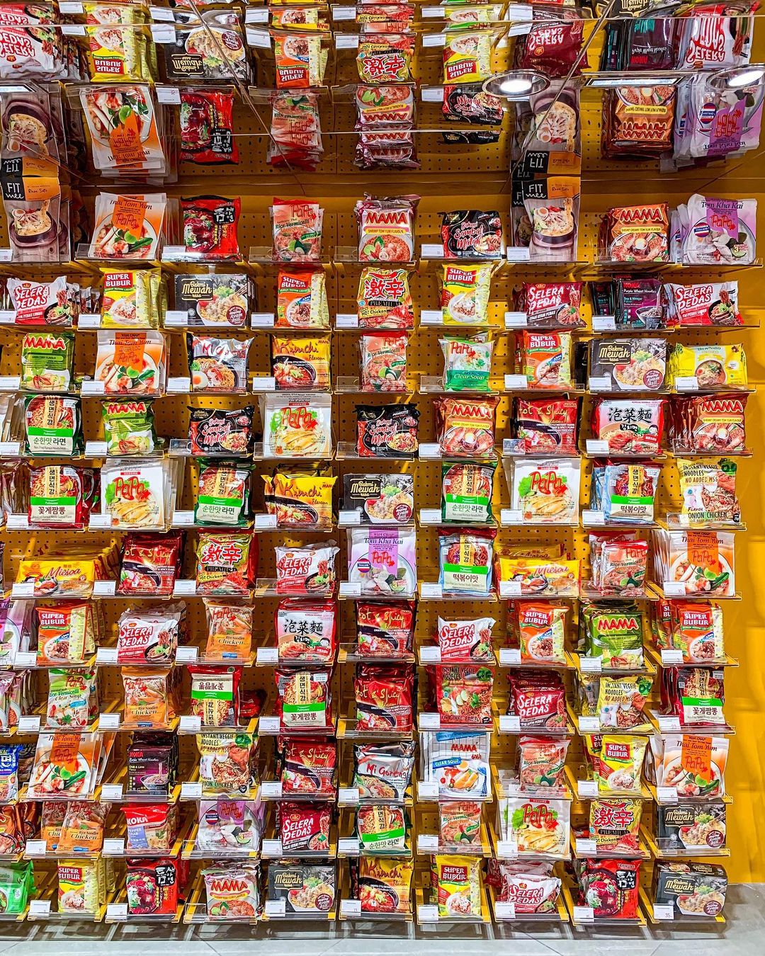 Pecinta Mie Instan Wajib Ke Sini! Instant Noodles Wall Jadi Spot OOTD Hits