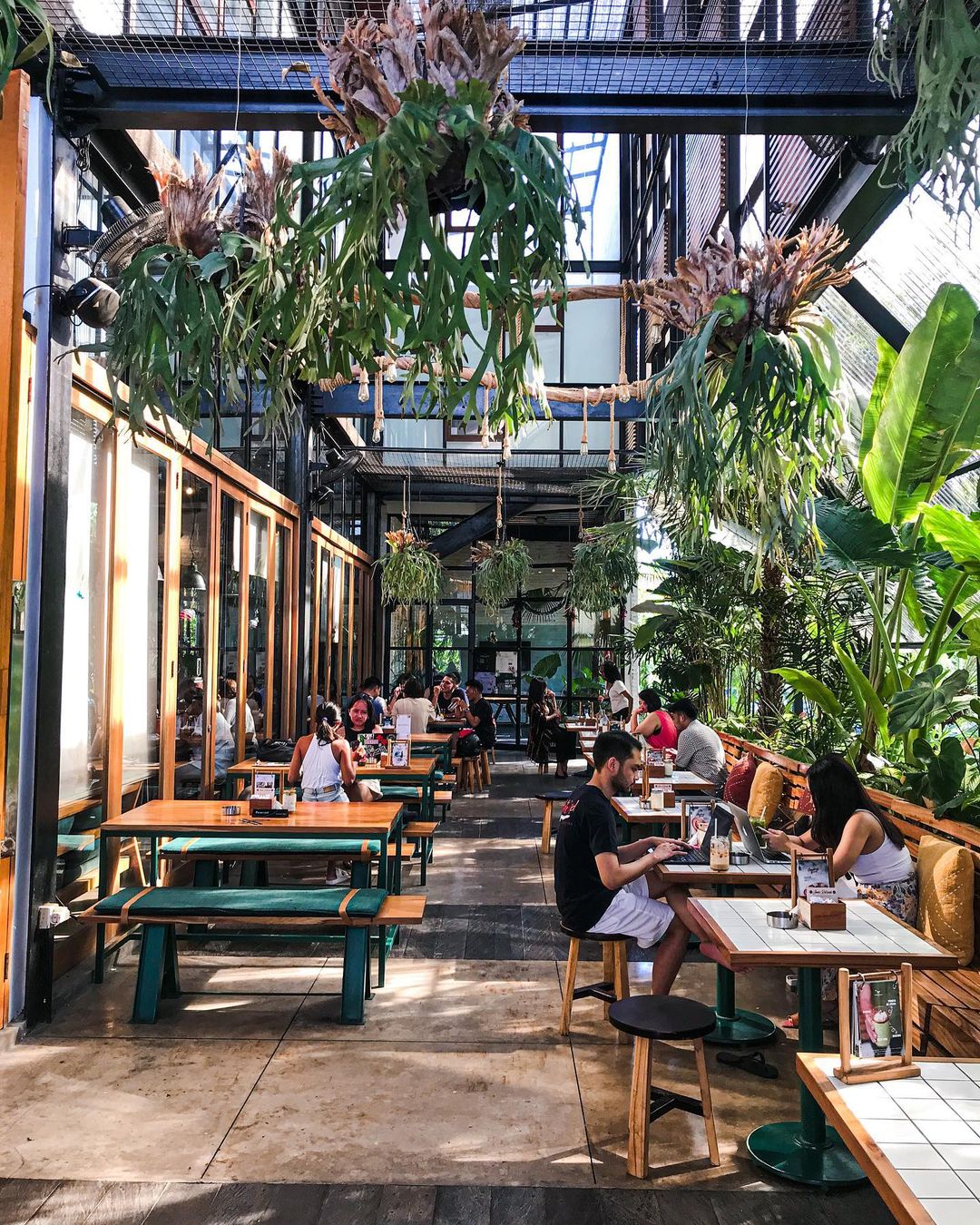 Ngafe dengan Suasana Tropikal di Fat Mermaid Cafe Bali