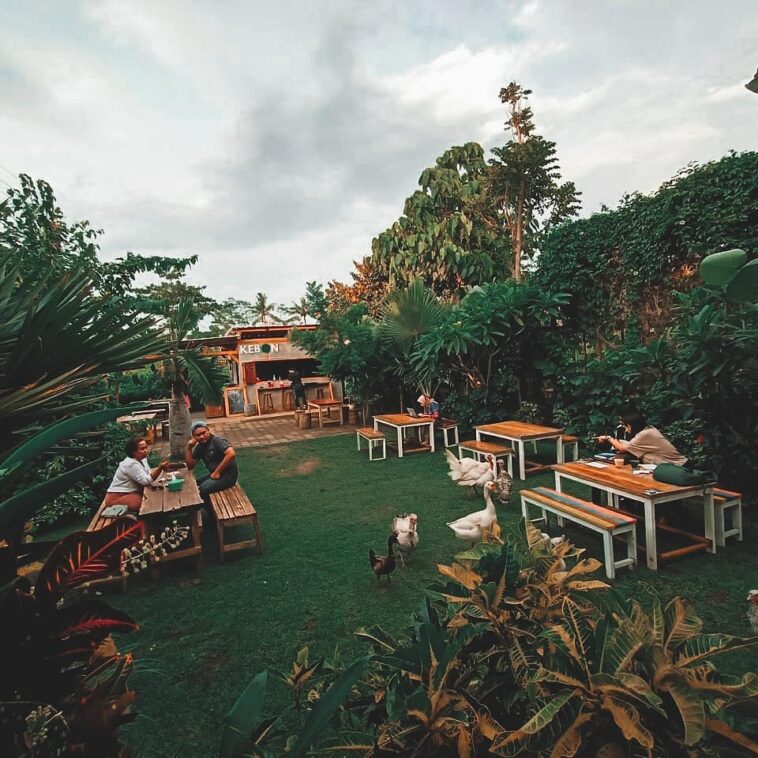 Kebon Tr di Malang, Kafe Suasana Tenang di Pekarangan