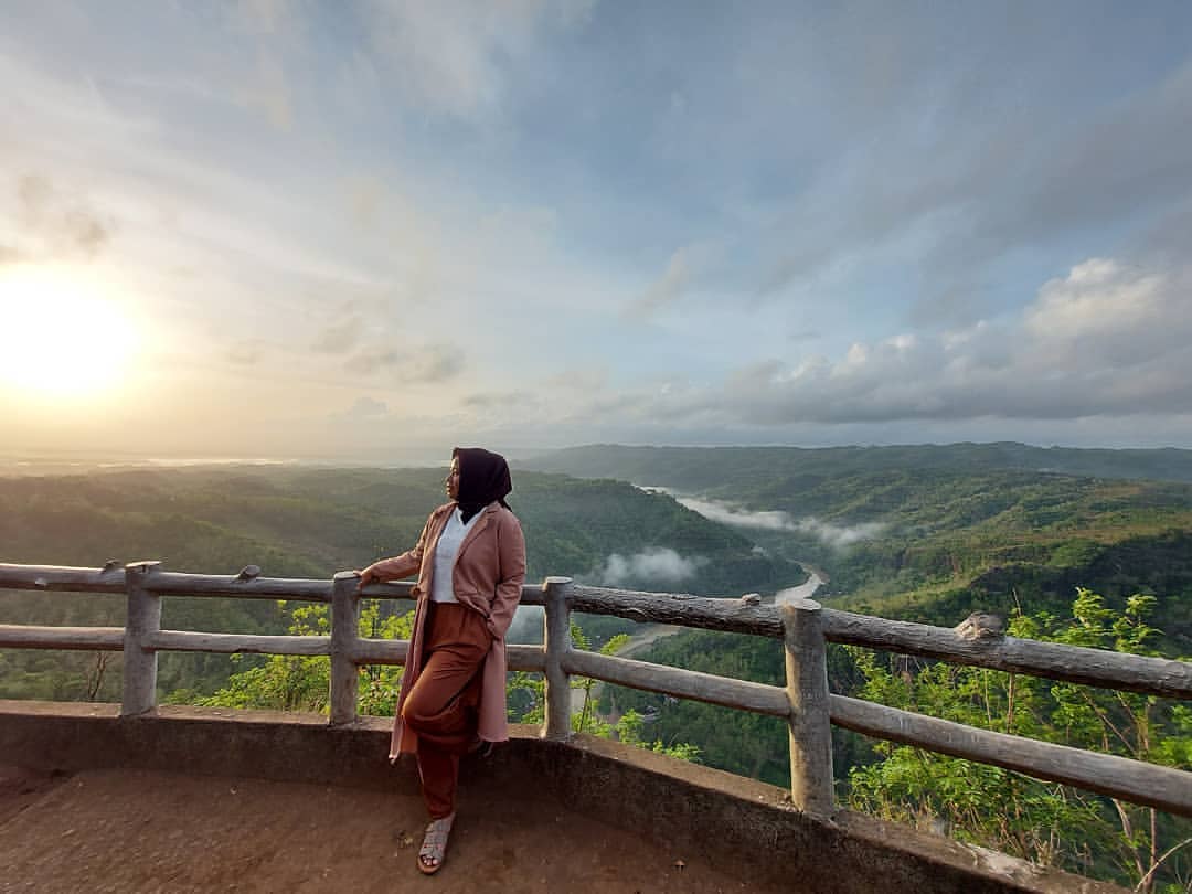 Watu Mabur Mangunan di Jogja, Berburu Sunrise Setelah Sahur