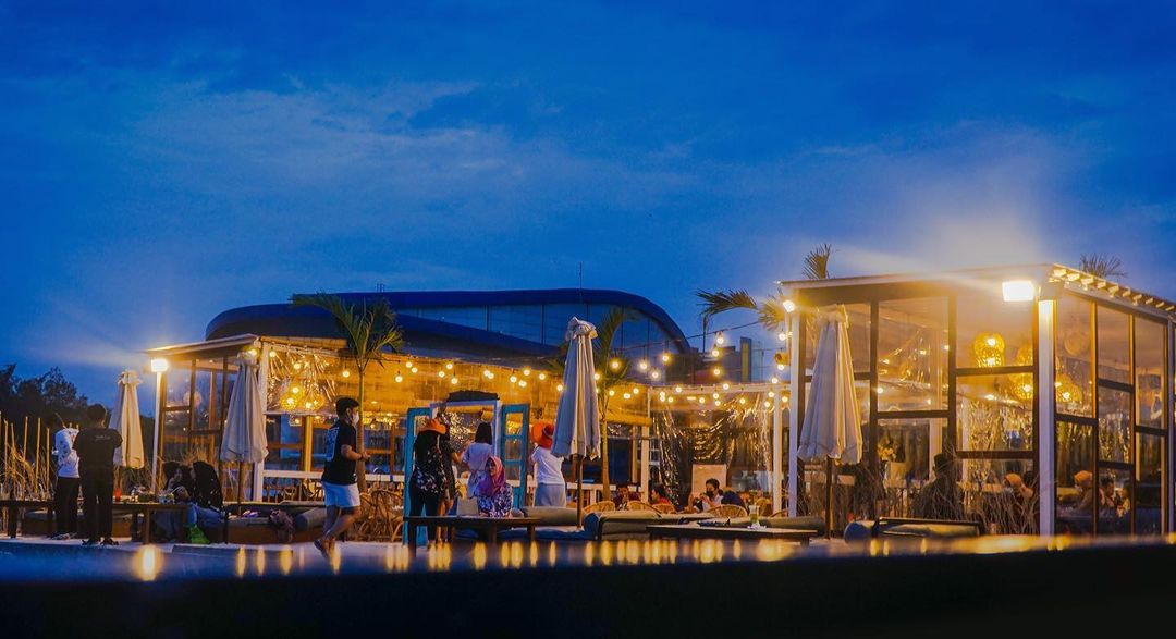 Buka Puasa Sambil Menikmati Sunset di Pantai ala La Playa di Semarang