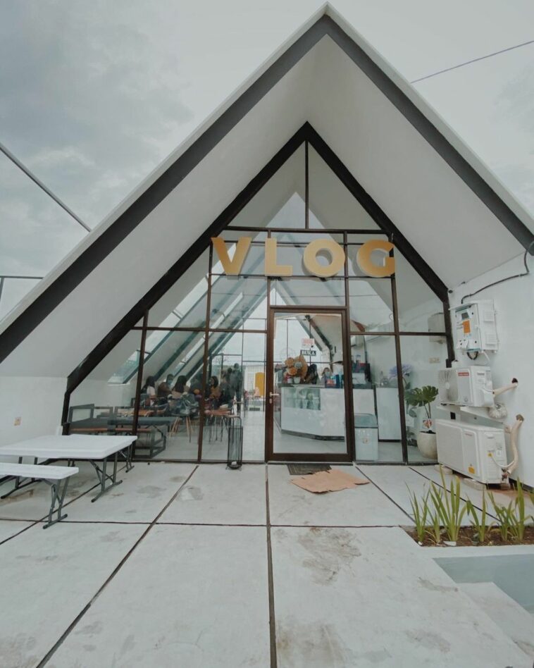 Meiji Park Cafe at Shoji Land di Sidoarjo, Dengan Pintu Unik Vending ...