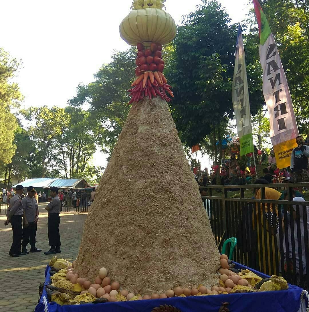 Tradisi Syawalan di Pekalongan, Membuat Kue Lupis dan Menerbangkan ...