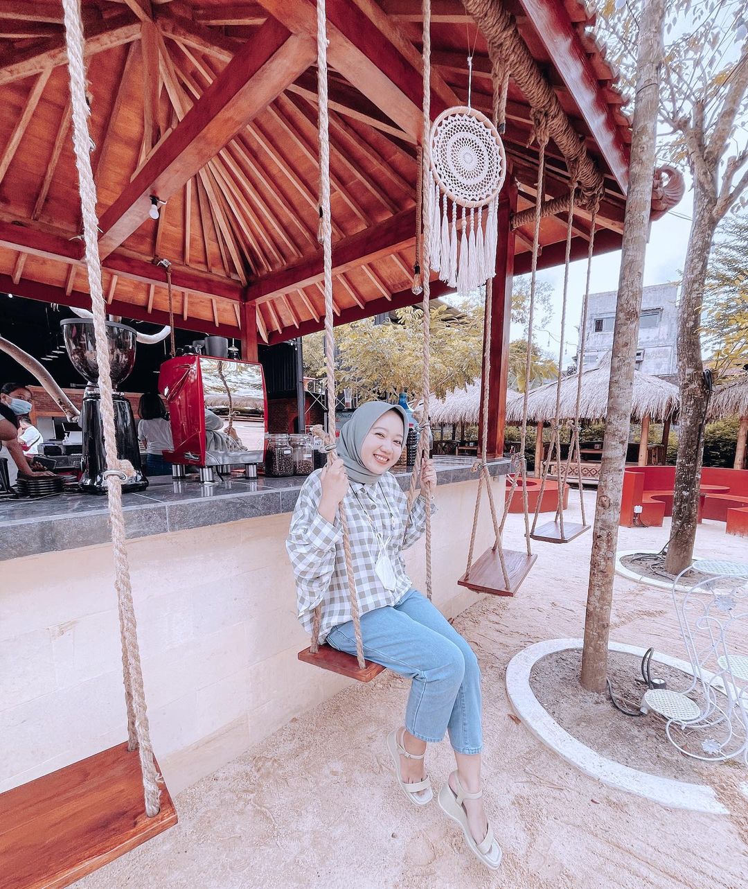 Satu Arah Coffee di Muntilan, Kafe Dengan Suasana Pantai