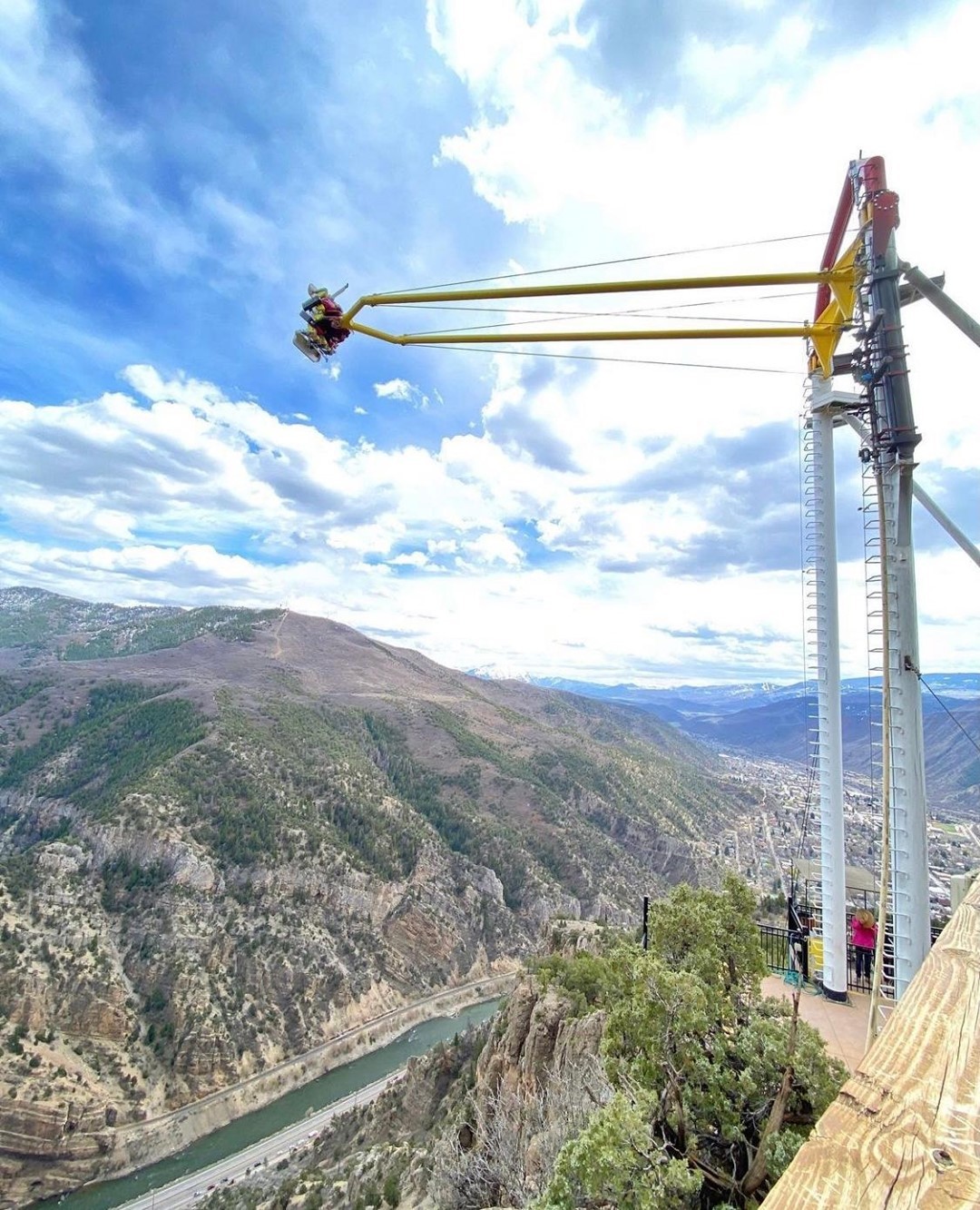 Giant Canyon Swing di Colorado, Ayunan Raksasa Melintasi Tebing 396 Meter