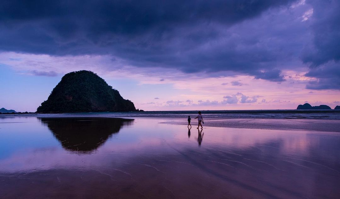 Pantai Pulau Merah Banyuwangi, Spot Terbaik Nikmati Sunset