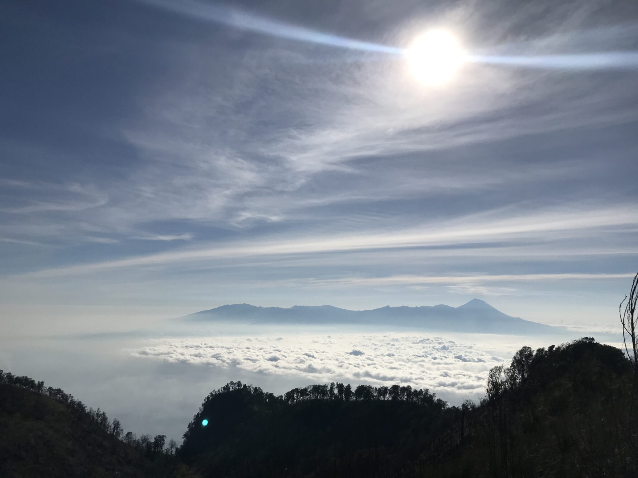 Pesona Lautan Awan di Puncak Gunung Buthak Malang