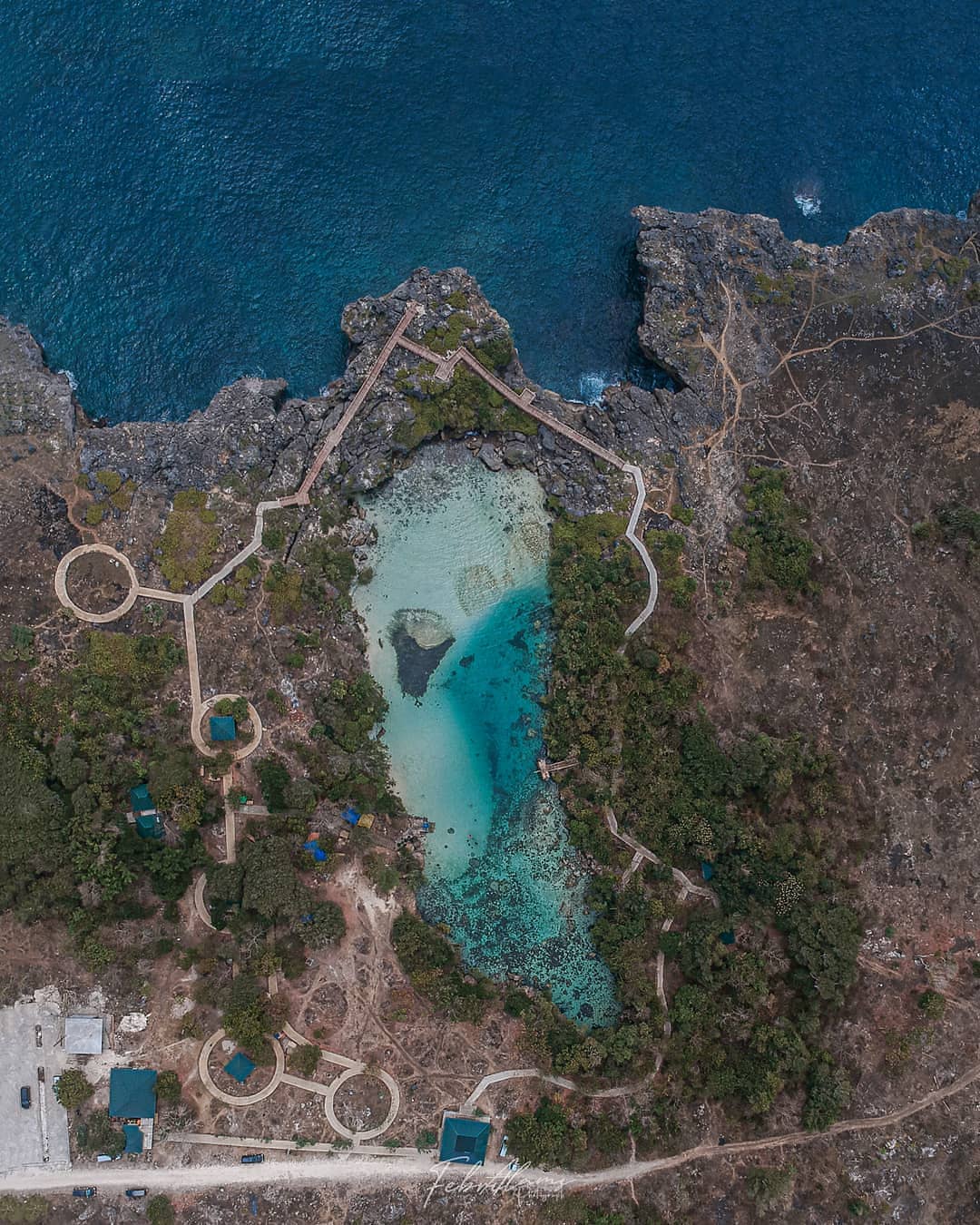 Laguna Weekuri Kolam Alami yang Dikelilingi Batuan Unik di Pulau Sumba