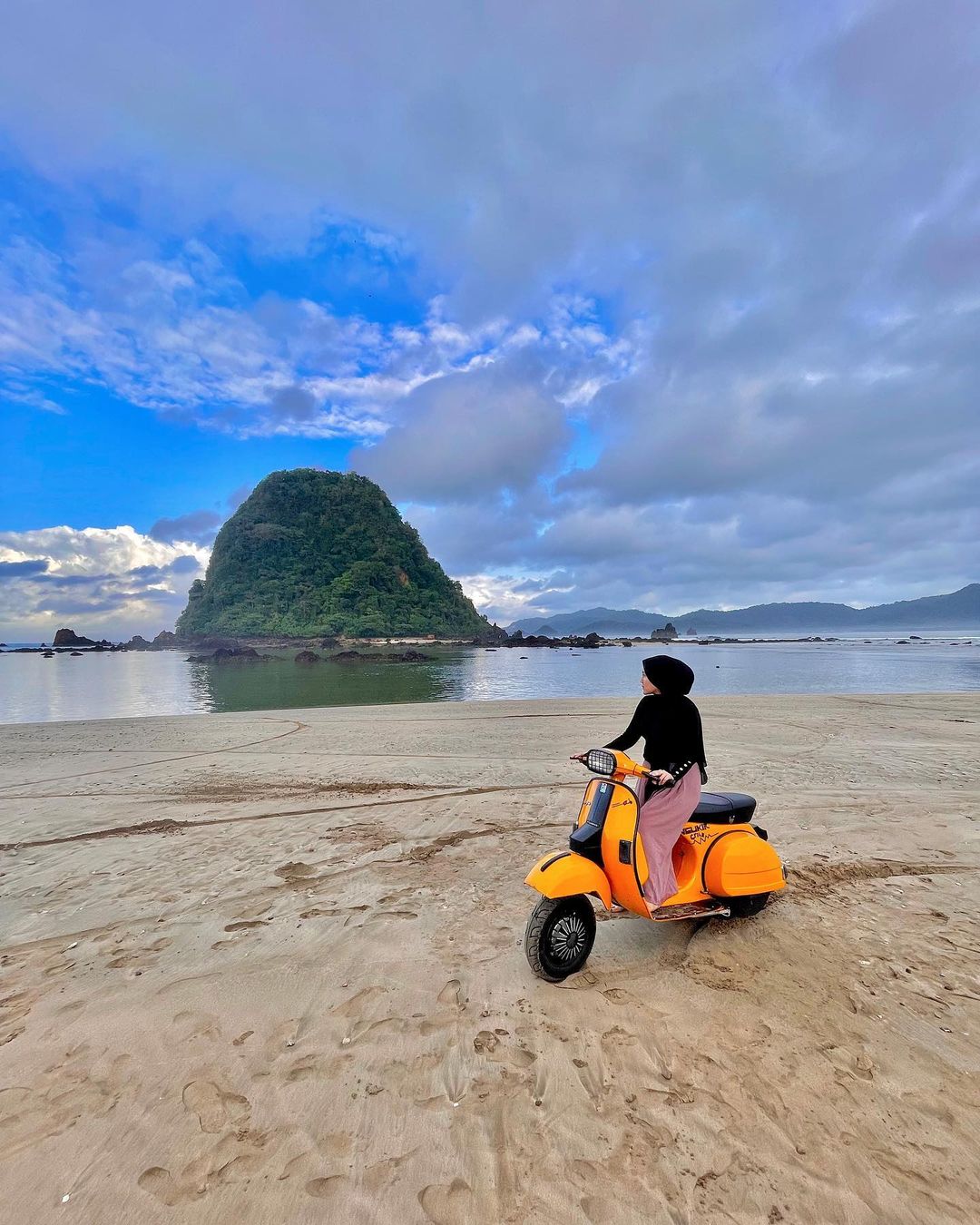 Pantai Pulau Merah Banyuwangi, Spot Terbaik Nikmati Sunset