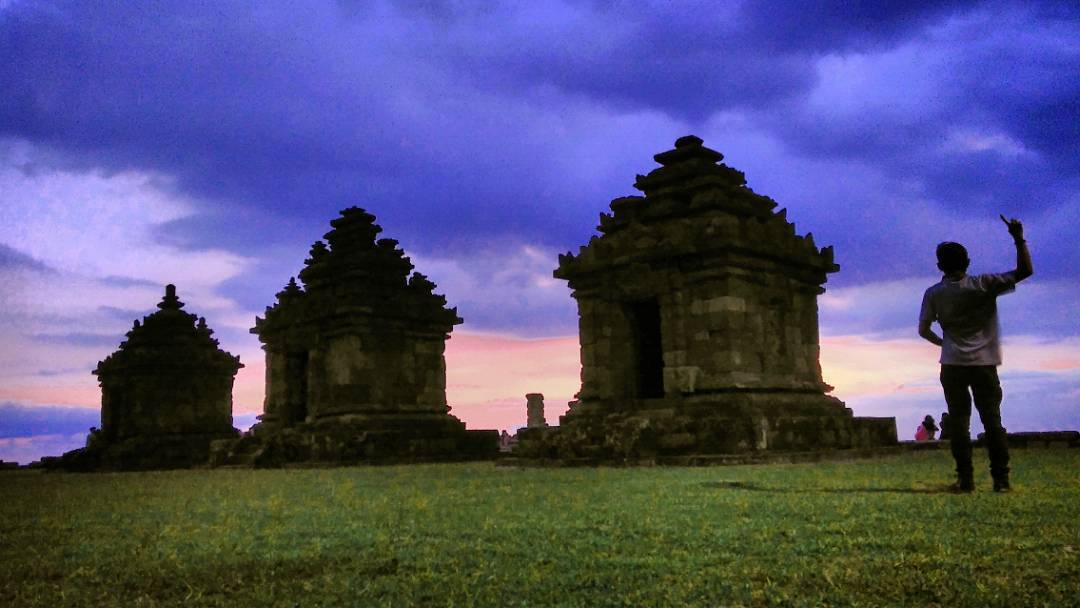 Menikmati Golden Sunset di Candi Ijo