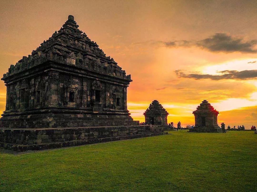 Menikmati Golden Sunset di Candi Ijo