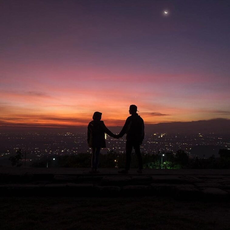Menikmati Golden Sunset di Candi Ijo