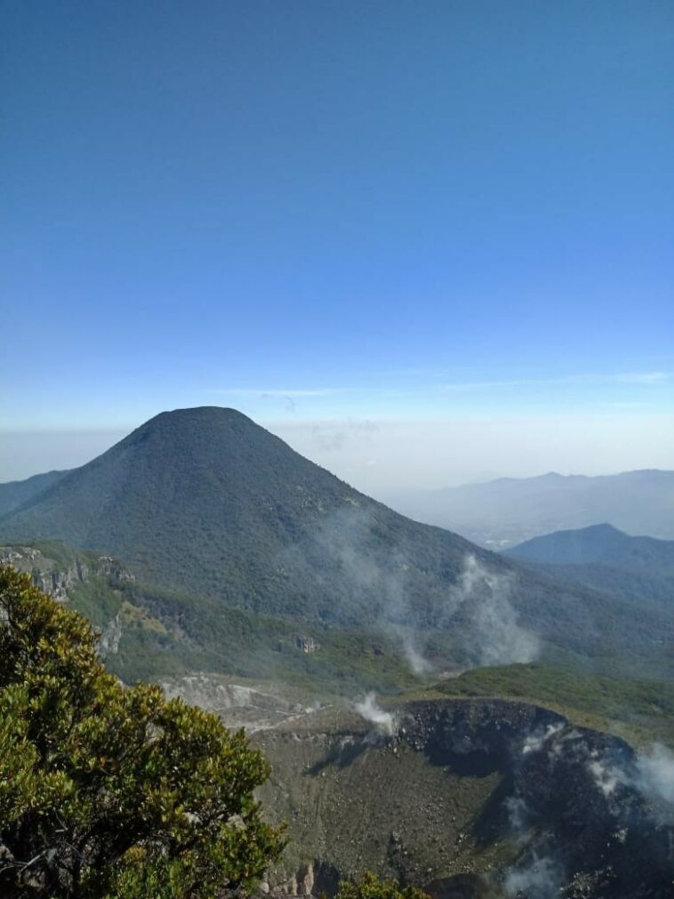 Sensasi Mendaki Gunung Gede Via Jalur Cibodas