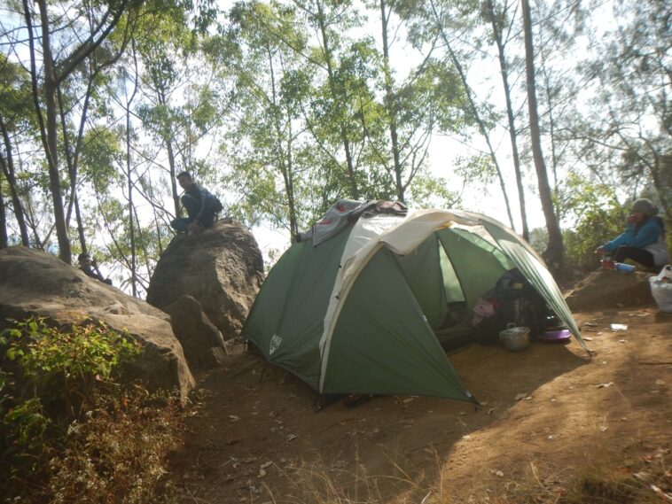 Spot Terbaik Menikmati Pemandangan di Puncak Gunung Panderman Batu