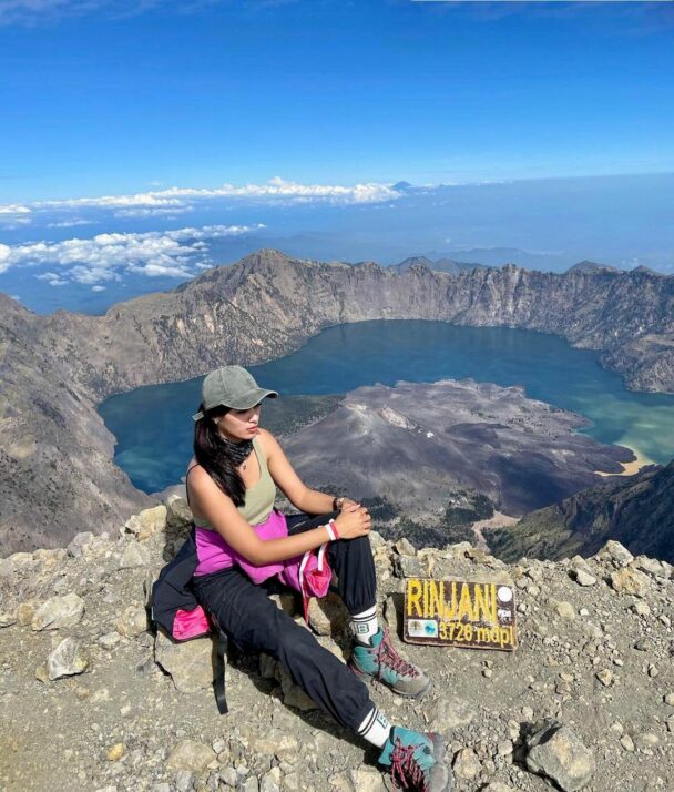 10 Potret Pendaki Cantik di Pelukan Gunung Rinjani