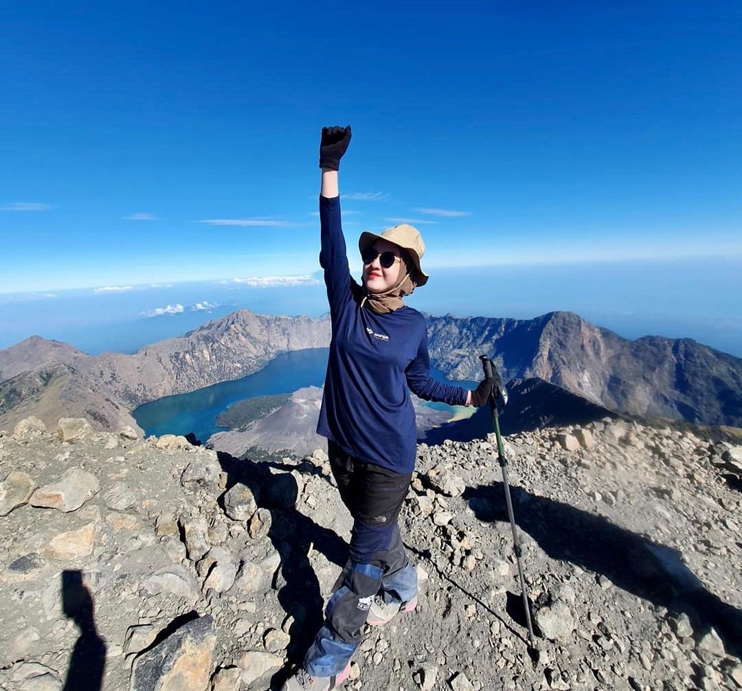 10 Potret Pendaki Cantik di Pelukan Gunung Rinjani