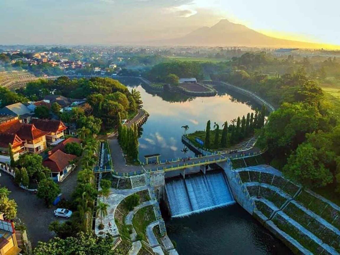 Embung Tambakboyo, Wisata Gratis Dengan Jogging Trek Yang Asri Tengah ...