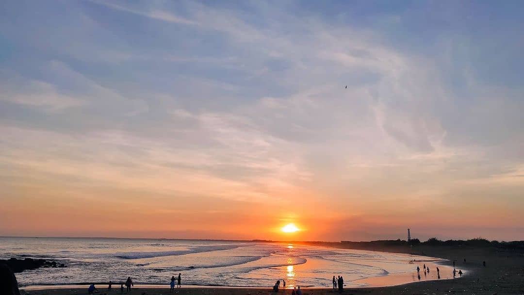 Berburu Senja di Pantai Pancer Puger Jember Yang Menakjubkan