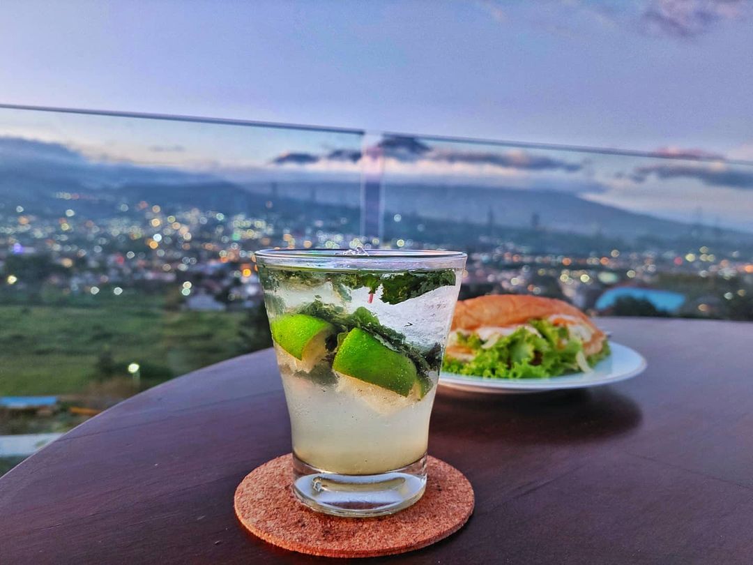 Bersantai Di Cafe Baru Awang Awang Sky Lounge Batu Dengan Pemandangan ...