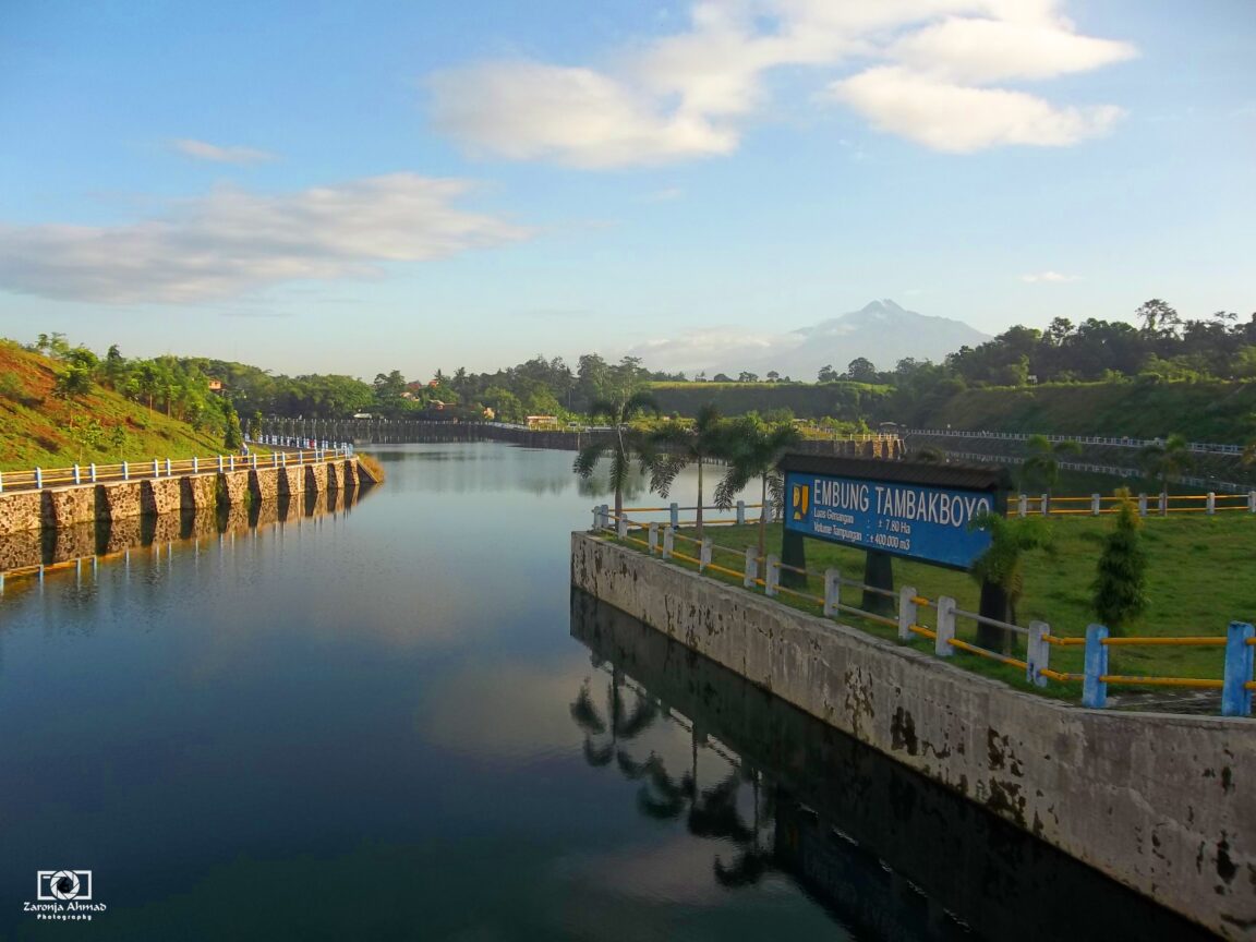 Embung Tambakboyo, Wisata Gratis Dengan Jogging Trek Yang Asri Tengah ...