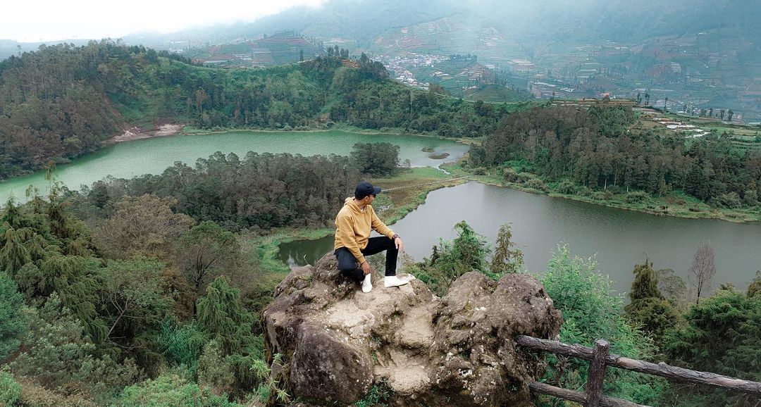 Batu Pandang Ratapan Angin, Spot Melihat Telaga Warna Dieng Terbaik