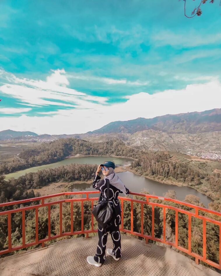 Batu Pandang Ratapan Angin, Spot Melihat Telaga Warna Dieng Terbaik