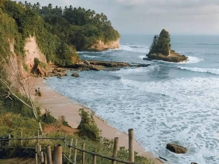 Pantai Karang Gantungan, Tanah Lot Ala Sukabumi Yang Eksotis