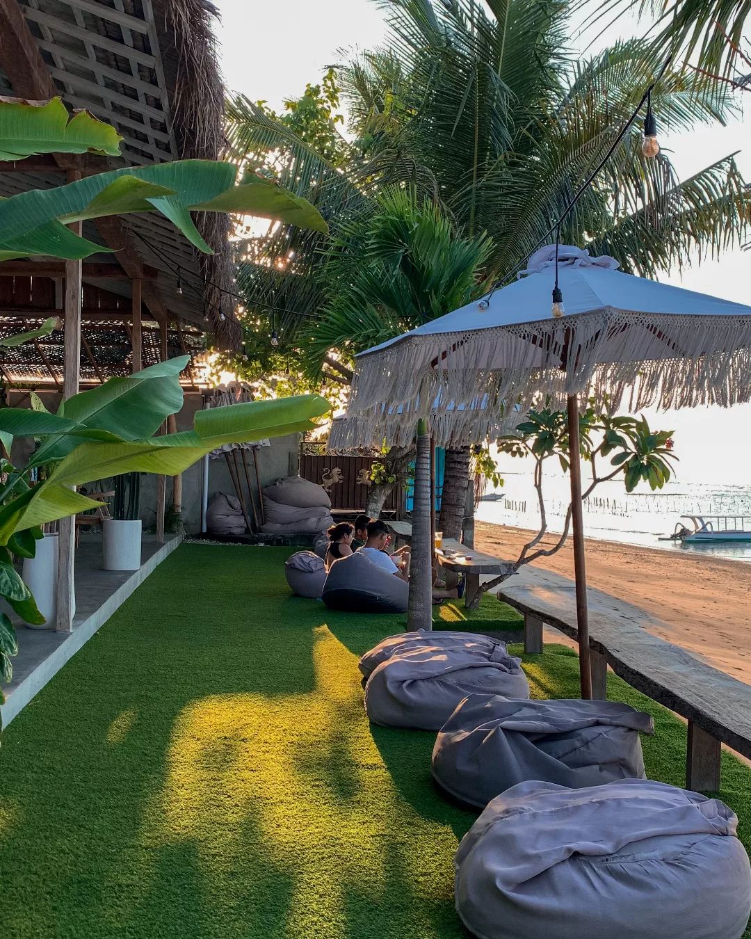 Nikmati Keindahan Pantai di Coco Penida Restaurant & Bar