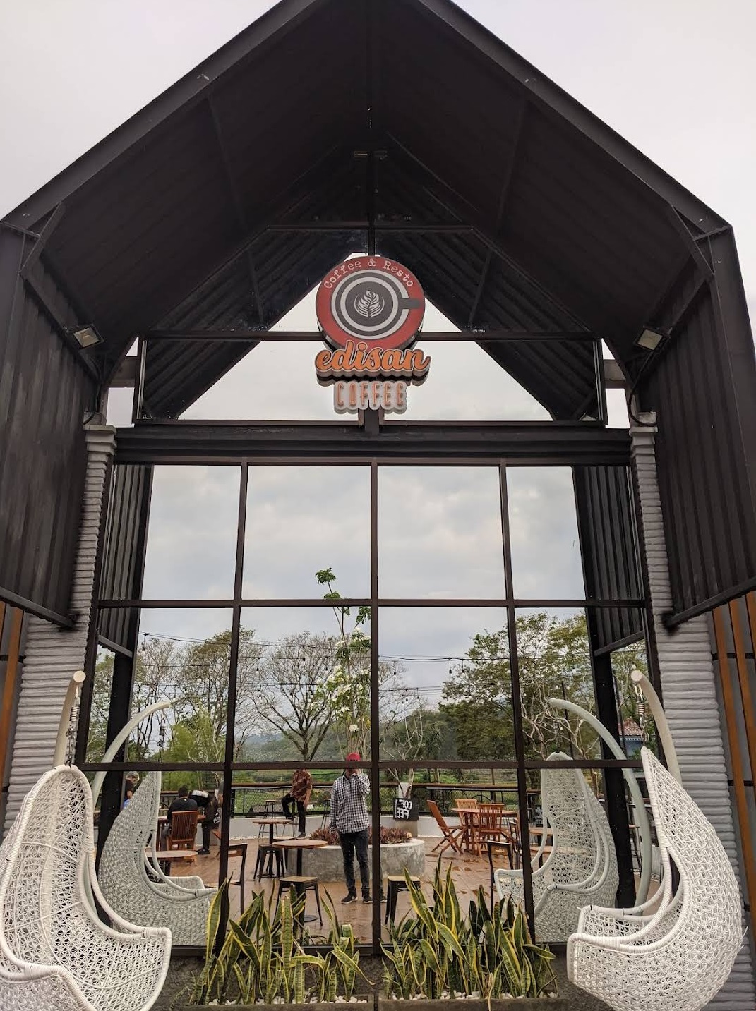 Edisan Coffee and Resto, Sajian Kafe Pinggir Sungai