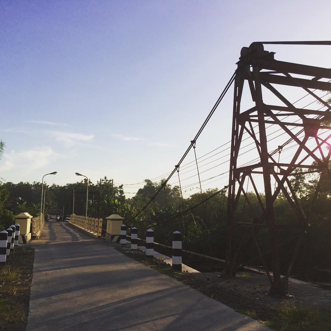 Uji Adrenalin Lewat Jembatan Super Sempit cuma Setengah Meter di ...