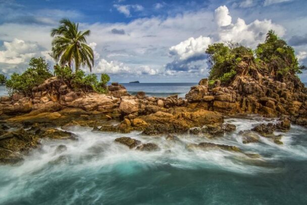 Menyusuri Keindahan Bebatuan Karang di Pantai Taluak Sikulo