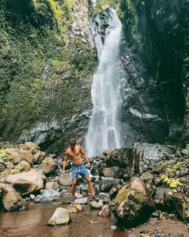 Kesegaran Alami Datang dari Air Terjun Yeh Mampeh