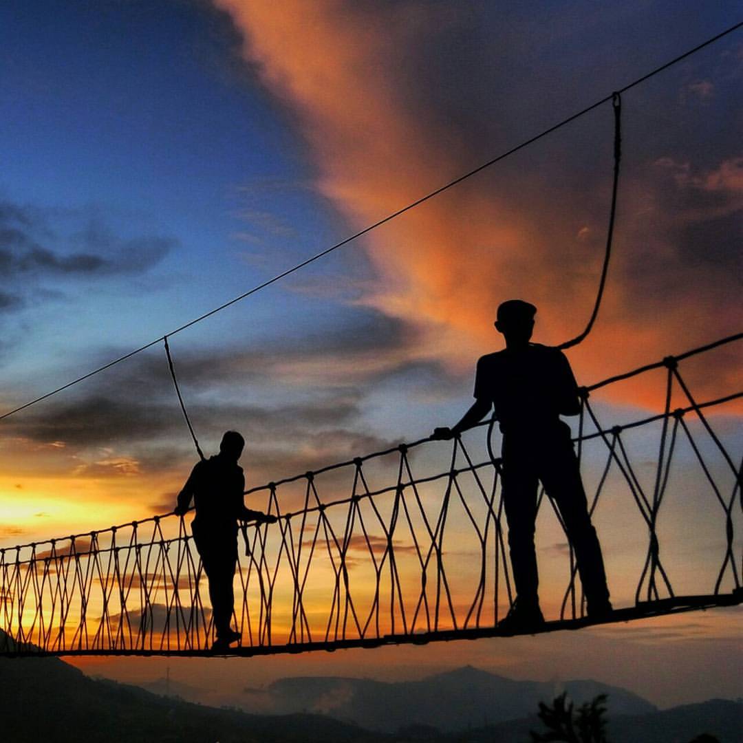 Tengok Telaga Warna dari Jembatan Merah Putih, Destinasi Hits Kawasan Dieng