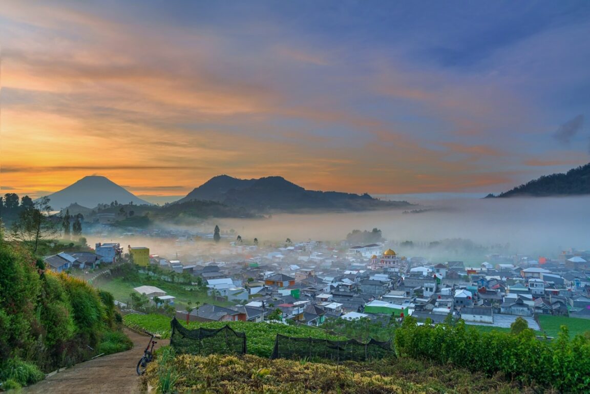 Bukit Skooter Dieng, Sajian Sunset dan Sunrise Memukau di Dataran ...