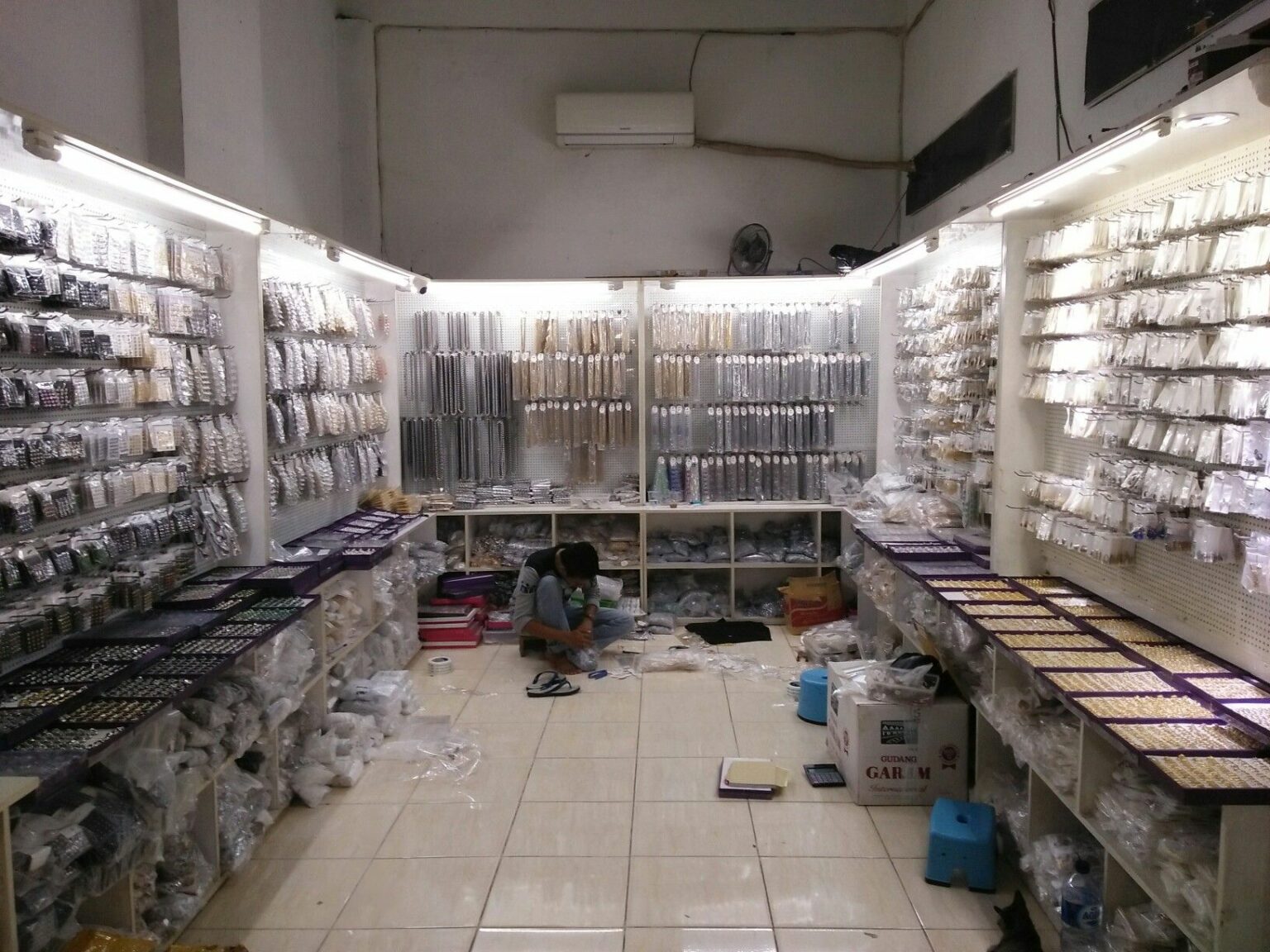 Belanja Aksesories dan Souvenir Murah di Pasar Asemka Jakarta