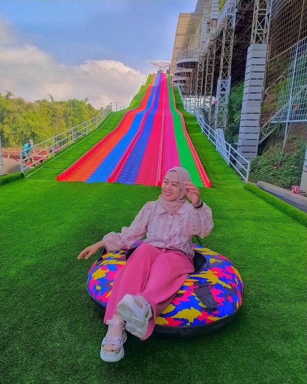 5 Tempat Wisata dengan Rainbow Slide, Bonus Udara Sejuk dan Pemandangan ...