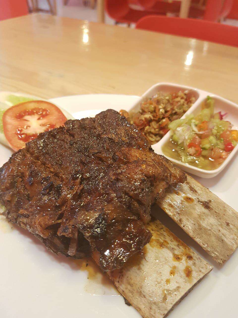 Bingung Pilih Menu Makan Siang? Coba Iga Bakar dan Penyet Saja