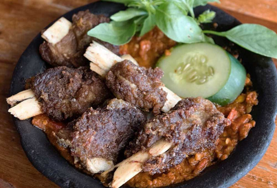 Bingung Pilih Menu Makan Siang? Coba Iga Bakar dan Penyet Saja